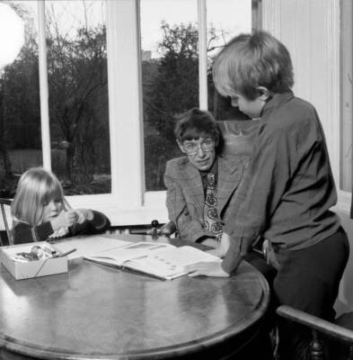 English theoretical physicist Stephen Hawking at home with his son ...