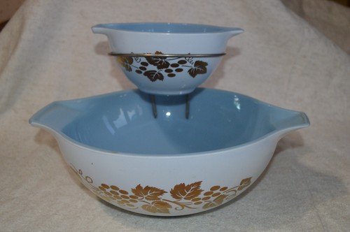 Vintage Pyrex “Golden Grapes” Chip and Dip” Set-Delphite Blue | eBay