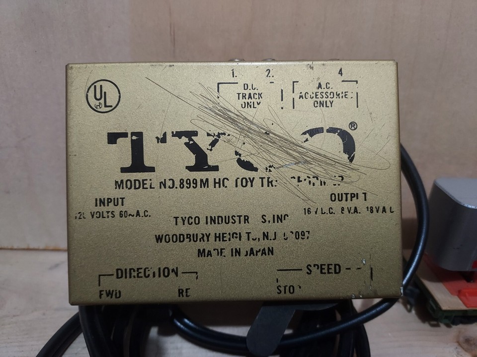 LOT OF 5 HO SCALE TRAIN CARS & 1 ENGINE, TYCO POWER SUPPLY & 14 PIECES ...