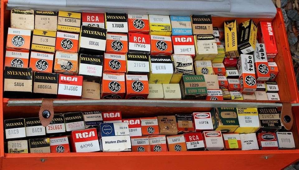 Vintage VERY LARGE GE Tube Caddy w/ 400+ Antique Radio TV etc Vacuum ...