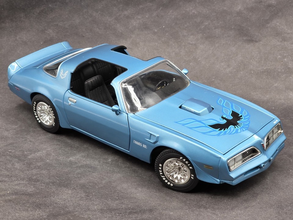 Photo Ertl 1977 Pontiac Trans Am Blue 1 18th Scale