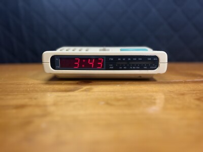 Vintage GPX Gran Prix AM/FM Radio Alarm Clock, model D520 White Works ...