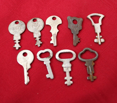 LOT OF 9 INTERESTING SMALL SHAPED VINTAGE SOLID METAL KEYS - Eagle, TP ...