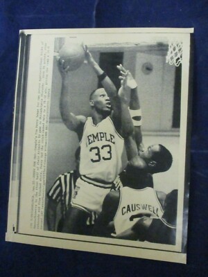 1988 Temple's Tim Perry shoots over UMass Wilbert Hicks Vintage Wire ...