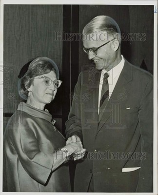 1964 Press Photo George Moran greeted by Mrs. Mendell at United Nations ...