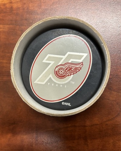 DETROIT RED WINGS 75th ANNIVERSARY NHL Hockey GAME PUCK 1926-2001 CASE ...