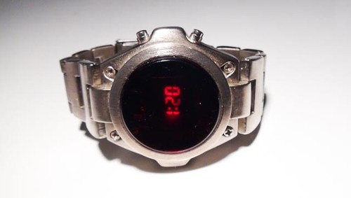 LED Watch / Montre à DEL à Quartz - Réédition 1st Red LED Watch ...