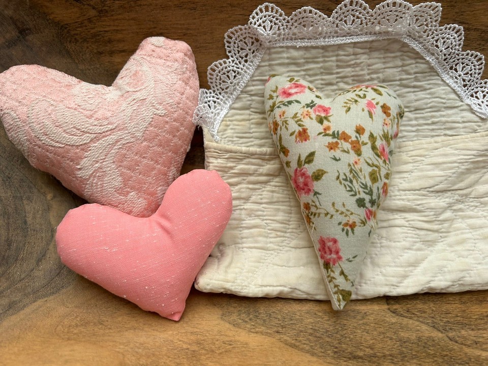 Primitive Stitchery Valentines White Envelope 2 Hearts Ornies Cupboard ...