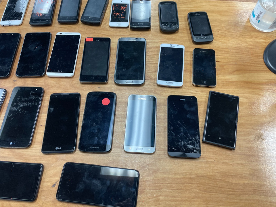 Lot of 35 Assorted Cell Phones for Parts, Scrap, or Gold Recovery | eBay