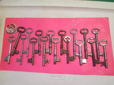 LOT OF 15 OLD ANTIQUE VINTAGE SKELETON KEYS SOME HOUSE DOOR MORE KEYS ...