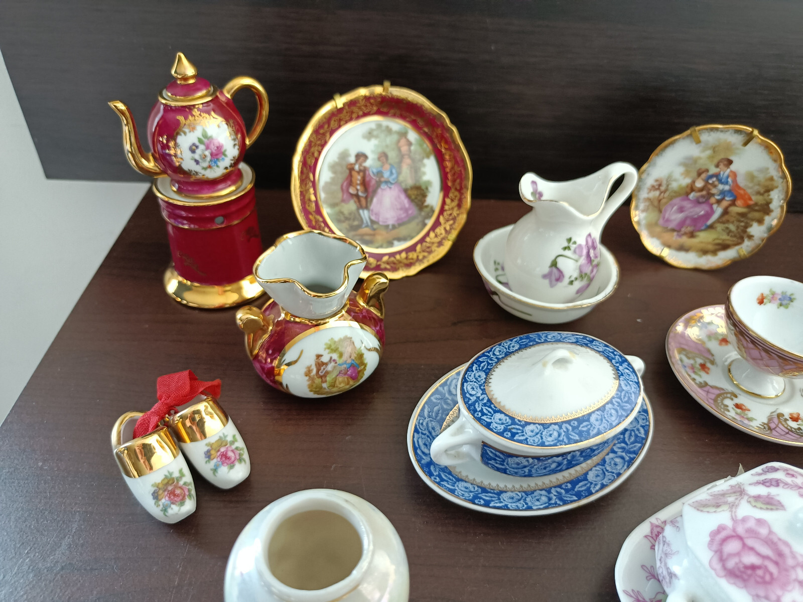 Lot d'objets miniatures en porcelaine , soupières , vases , tasses ...