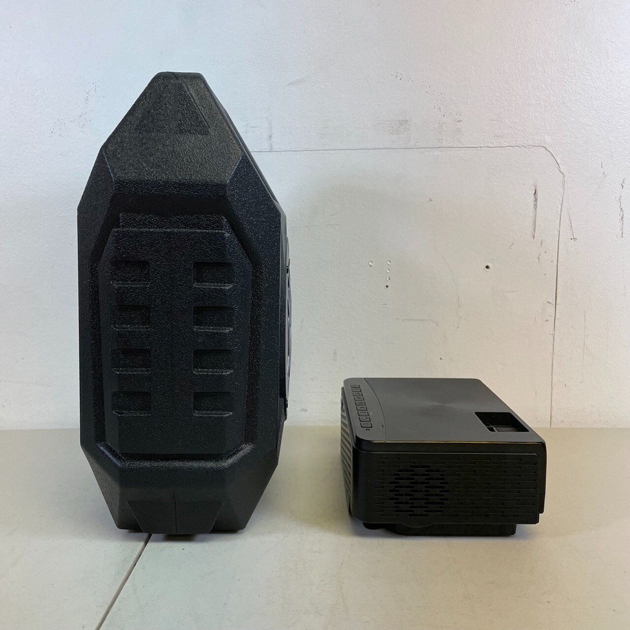 iLive Pop Up Movie Theater Kit w/ Screen. Projector & Speaker ...