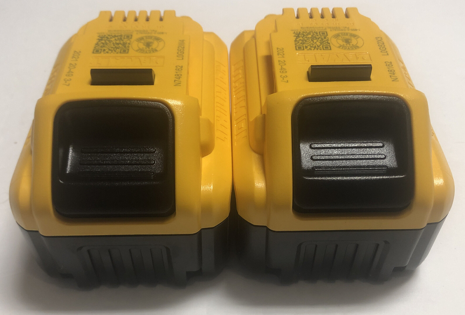 (2) NEW Genuine DEWALT DCB206 DCB206-2 20V 20 Volt MAX XR 6.0Ah Battery ...