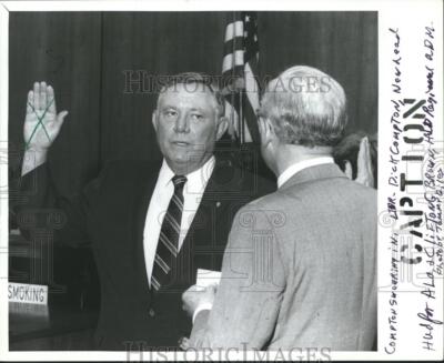 1982 Press Photo Richard Compton sworn in by Clifton Brown - abna25813 ...