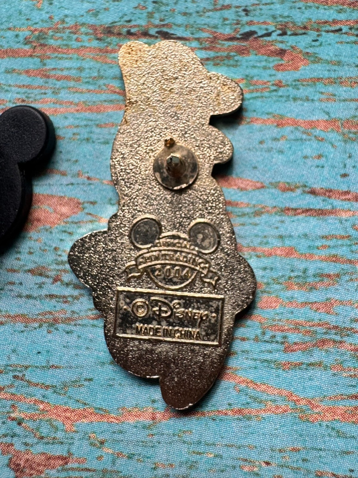 DISNEY GOOFY HEAD PIN SMILING EAR RAISED 2004 | eBay