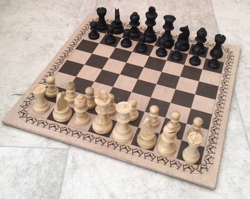 A COMPLETE VINTAGE BOXWOOD CHESS SET WITH ORIGINAL BOX + WOODEN CHESS ...