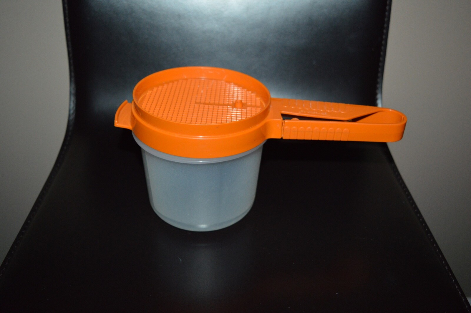 1493/1689 TUPPERWARE SIFT IT ORANGE HAND HELD SIFTER W/CLEAR CONTAINER ...