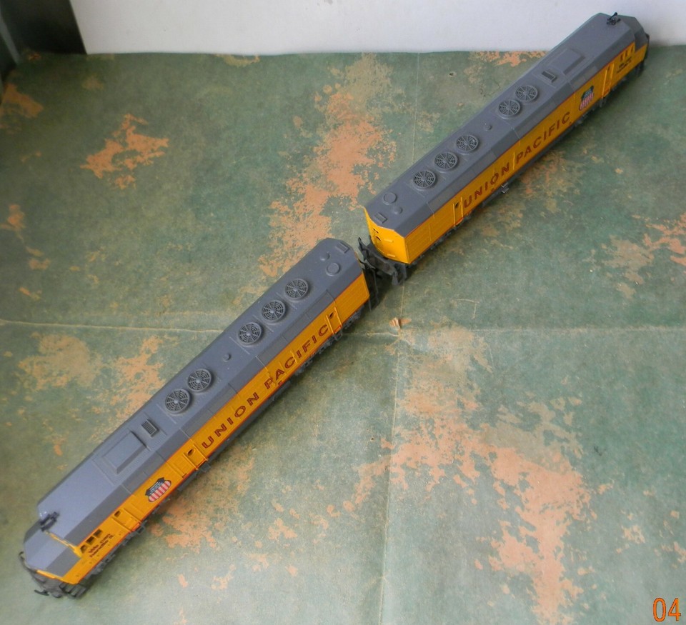 AHM Pair EMD F-45 "Cowl" Locomotives ~ UNION PACIFIC ~ Double Heading ...