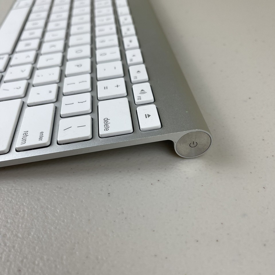 Apple A1314 Wireless Keyboard White Keys Aluminum Metal Base 2 AA | eBay