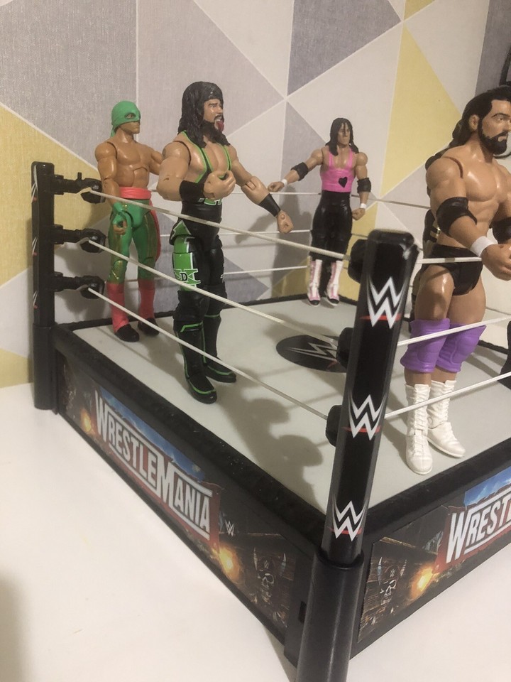 WWE Wrestlemania Smackdown 2010 Mattel Spring Loaded Ring plus figures ...