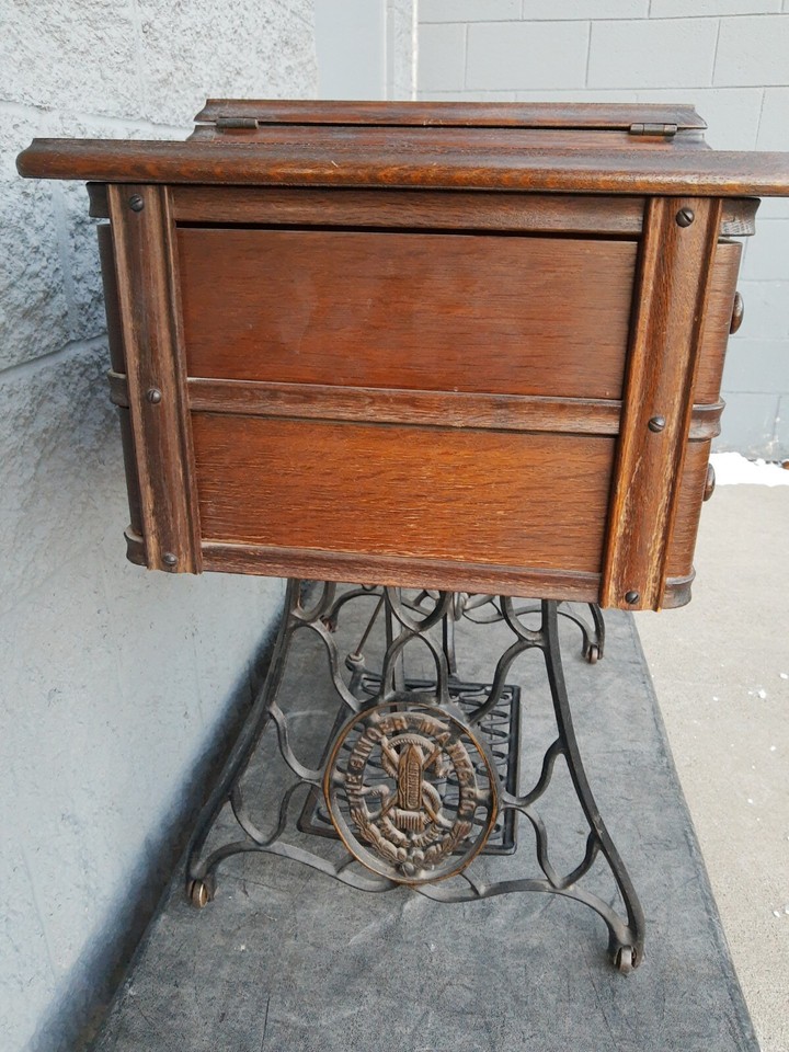 Beautiful 1924 Singer Sewing Machine, book & Accessories, ORIGINAL ...