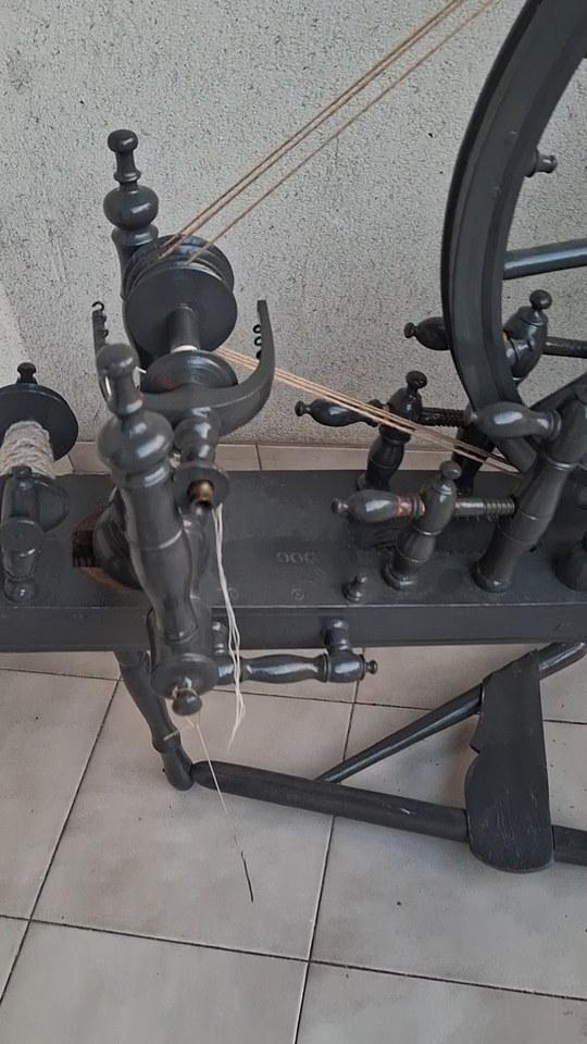 ANTIQUE UNIQUE, EXCLUSIVE, United Kingdom WORKING SPINNING WHEEL w ...