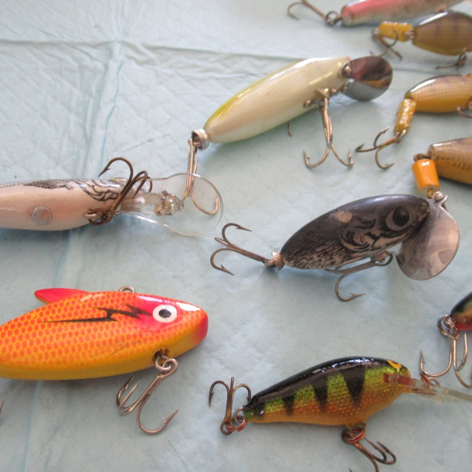 VINTAGE LOT OF 29 MISC FISHING LURES JITTERBUG,RAPALA,BAGLEYS,HUMPY ...
