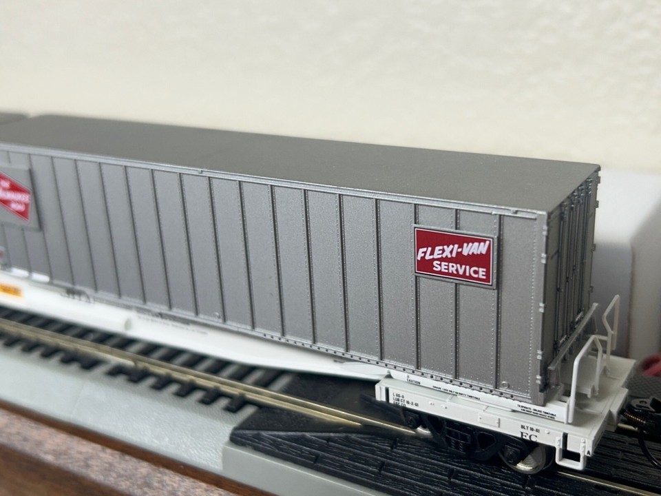MILWAUKEE ROAD FLEXI-VAN MARK III -TOFC FLAT CAR w/ 2 TRAILERS HO Scale ...