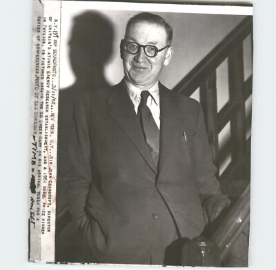 NOBEL PRIZE Nuclear Physicist JOHN COCKROFT on SS Queen Mary 1952 Press ...