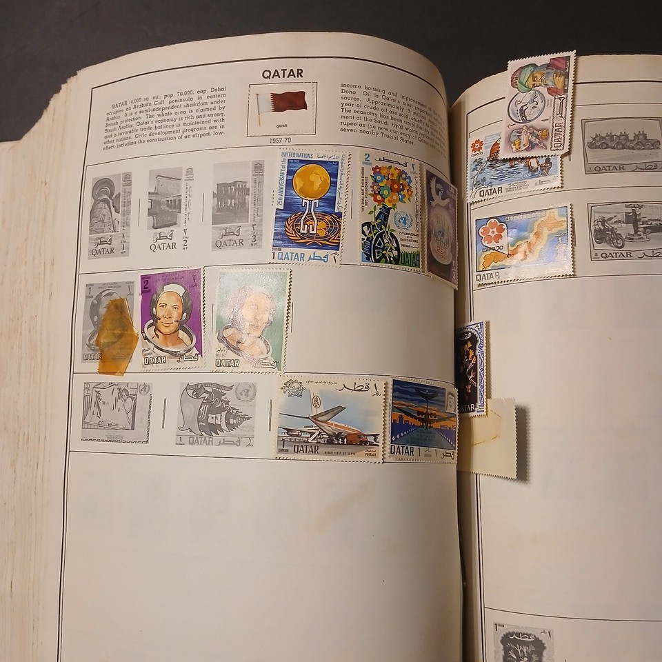 Statesman Deluxe Album Stamp Collecting 1972 Hundreds of Stamps Around ...