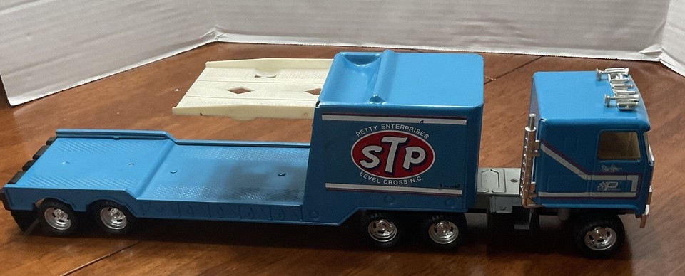 ERTL STP Richard Petty Semi-truck Hauler And Trailer W/ Figurine | eBay