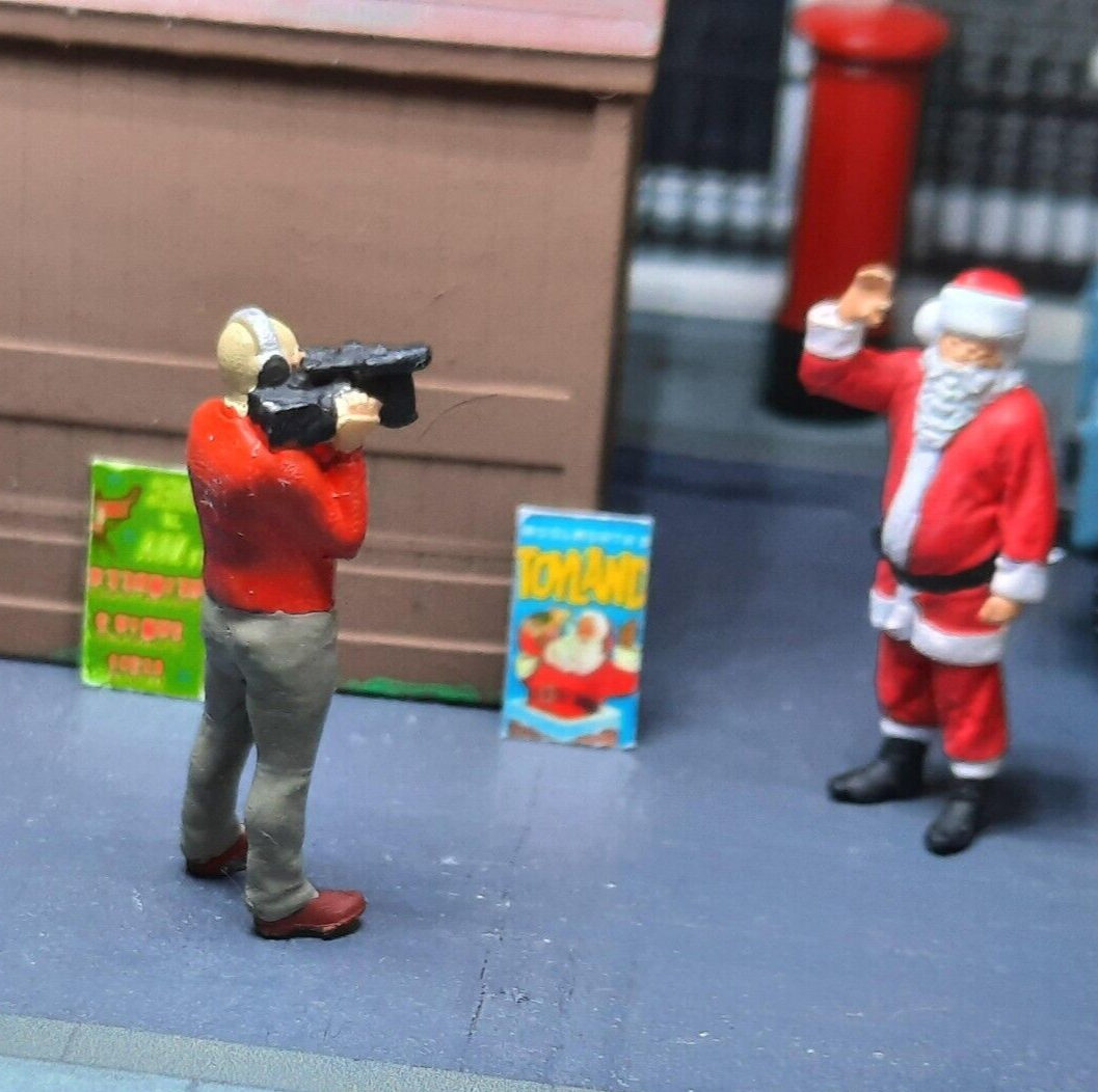 OO GAUGE CAMERAMAN FIGURE HAND PAINTED BBC ITV SKY TV FILM MOVIE CREW ...