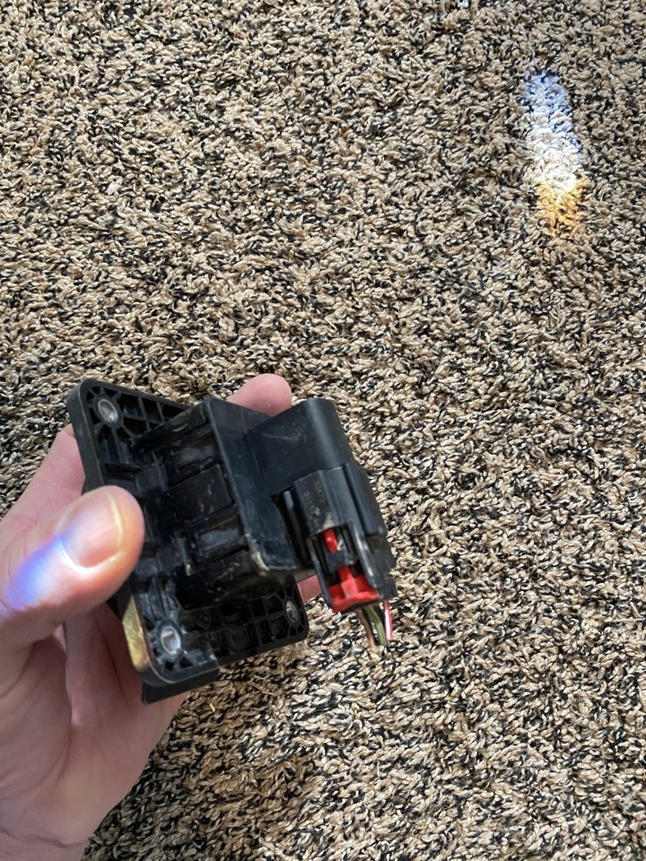 2019-2025 CHEVROLET SILVERADO 1500 REAR BED POWER OUTLET OEM 84766212 ...