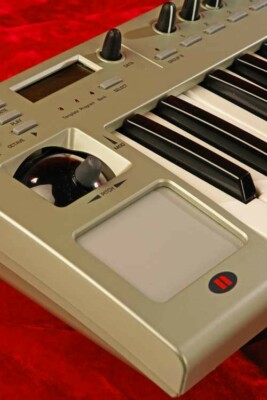 NOVATION REMOTE 25 LE Keyboard Controller USB MIDI Touchpad & Joystick ...