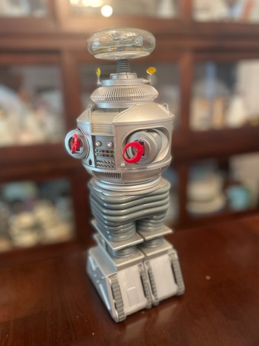 Lost in Space Moebius B-9 Robot PRO Built / PRO Painted in MINT ...