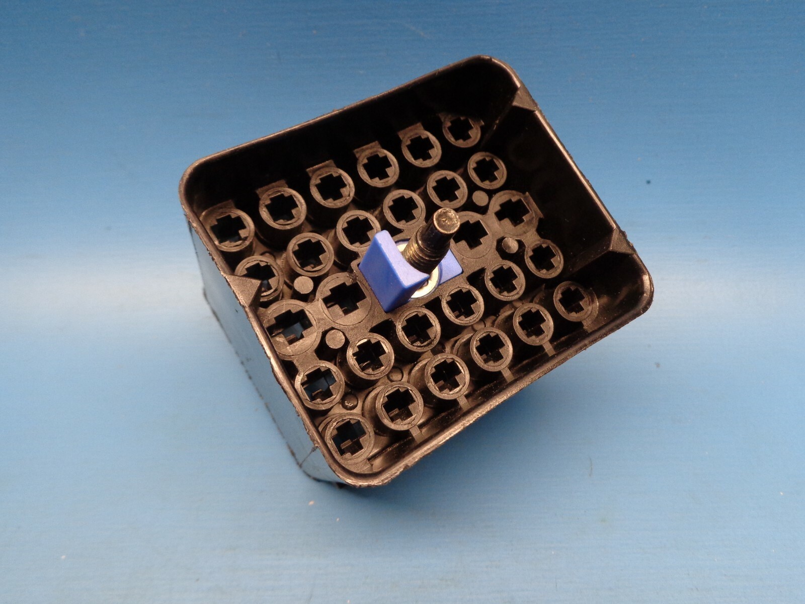 (1) 100610 DILL FARGO BULKHEAD CONNECTOR 28 POSITION CAVITY MALE PLUGS ...