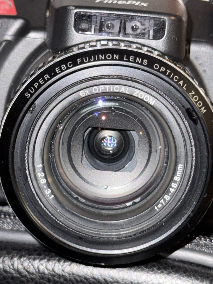 Fujifilm FinePix S602 Zoom Bridge Camera 6x Optical Zoom Black Built-in ...