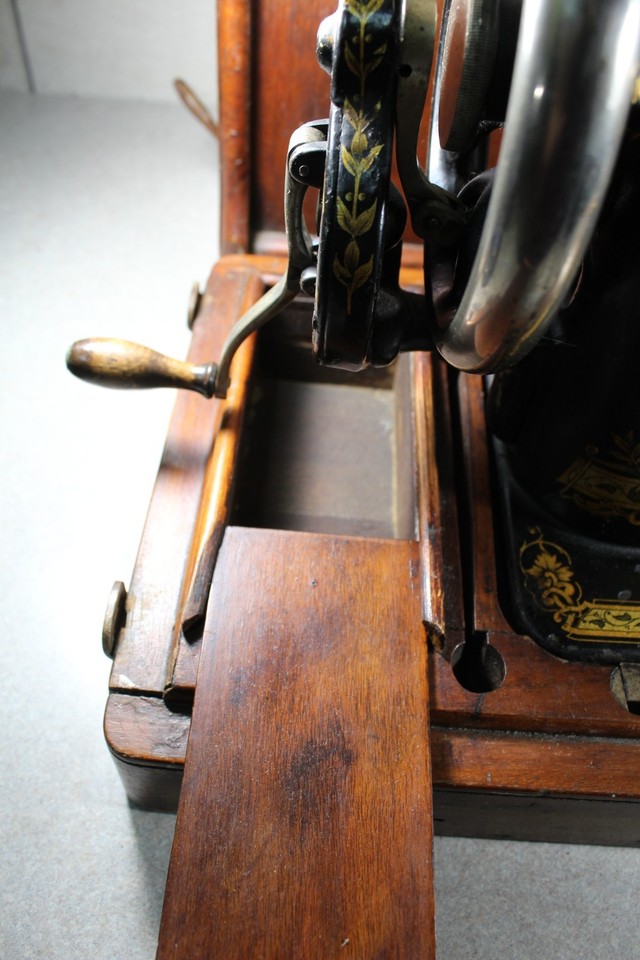Antique Hand Crank Singer Sewing Machine W/ Wooden Case WORKING READ ...
