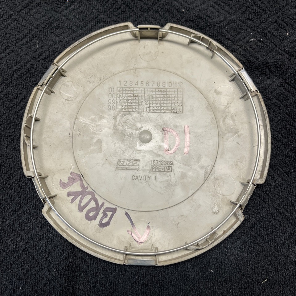 BROKE CLIP GMC Sierra Yukon 15712389 OEM Wheel Center Rim Cap Cover Hub ...