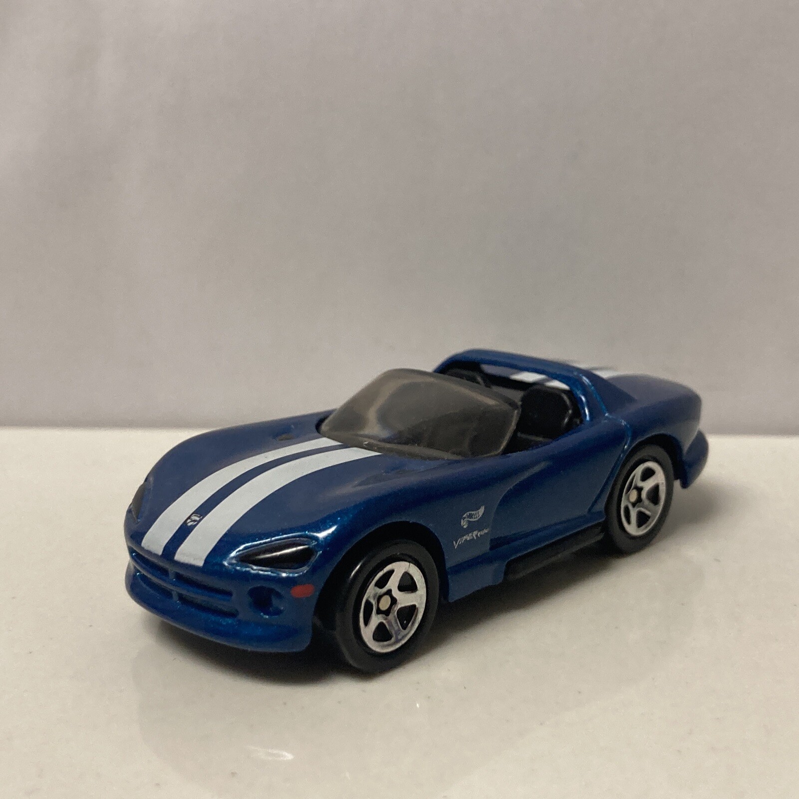 1992-1995 Dodge Viper SR1 RT/10 Collectible 1/64 Scale Diecast Diorama ...