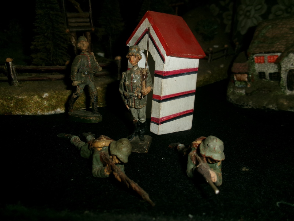 Lot Lineol Elastolin Wehrmacht Soldaten mit Holz Wachhaus 2 WK Sniper ...
