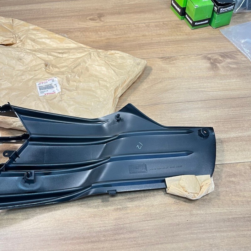 Kawasaki OEM NOS LEFT CENTER SIDE COVER COWL / 36001-0568-660 / NINJA ...