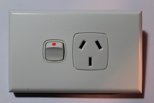 QUALITY CLIPSAL SINGLE POWERPOINT OFFWHITE 240V POWER LIGHTS HOME ...