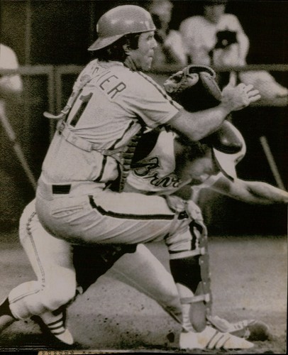 LG834 '75 Wire Photo ROD GILBREATH Atlanta Brave TIM MCCARVER Phillies ...