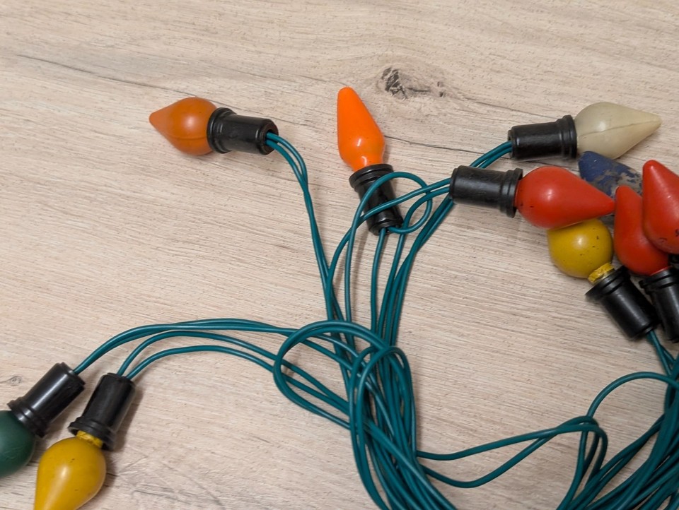 Vintage C7/C9 Multi-Color Christmas String Lights Green Wire Bakelite ...