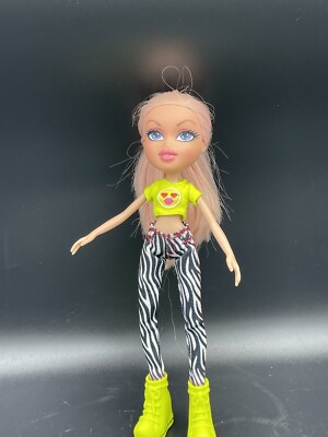 BRATZ CLOE SelfieSnaps Photo booth - DOLL with ORIGINAL OUTFIT GUC | eBay