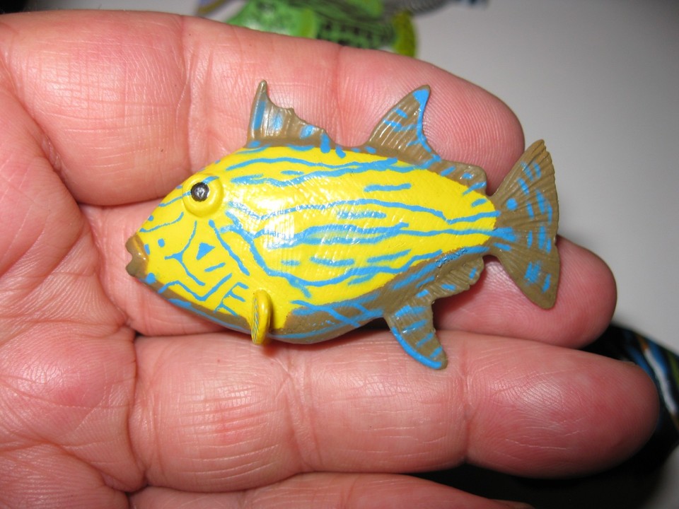 1996 PLAY VISIONS 8 miniature plastic TROPICAL FISH animals Complete ...