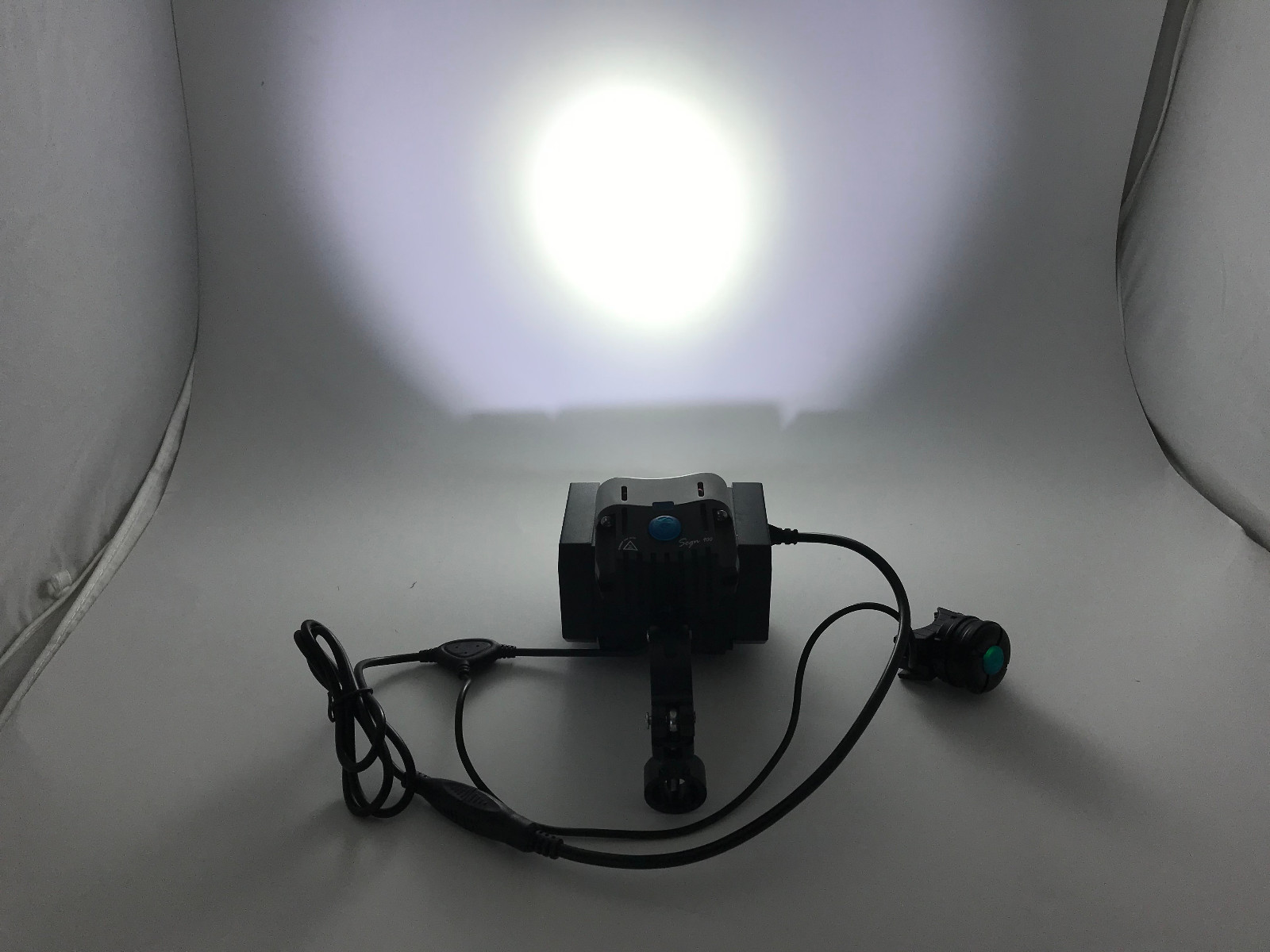 Xeccon 2000 Lumen 4 mode CREE LED Bike light with strobe - 7.8Ah ...