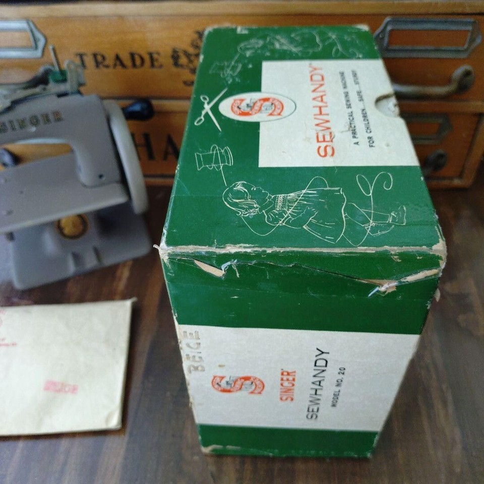 Vintage Singer Toy Sewing Machine Model 4 Sewhandy with Original Box ...