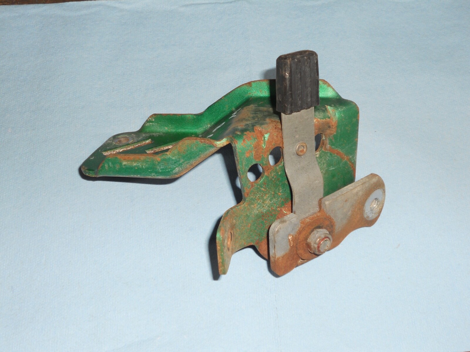 MTD Wizard 8hp 34 Inch Lawn Tractor Left Mower Deck Wheel Bracket 09082 ...